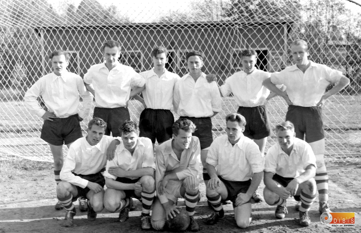 HAIK Holmsvedens fotbollslag på Högbrovallen. Stående: Stig Sköld, Alf ...