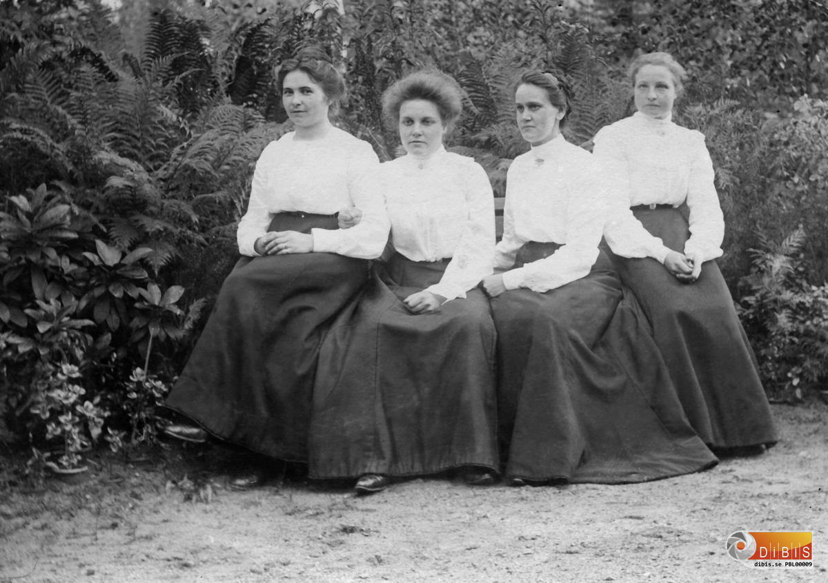 Tjänstepersonal på Elfviks Herrgård i Bergvik. Elin Frötander, Anna ...
