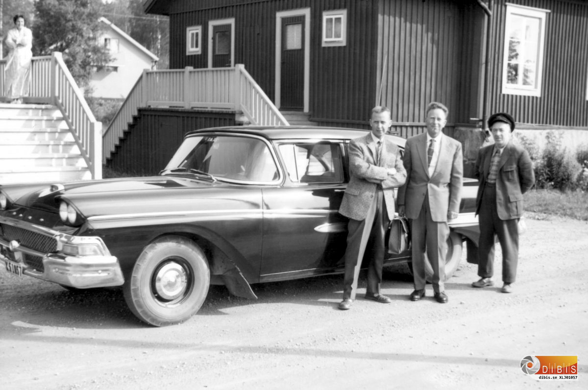 Fr,v.: Bertil Nörstevold, Ivan Nilsson och Taxiägaren Einar Skoglund ...