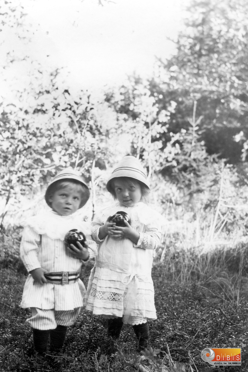 Evald och Adele, barn till Herman Lindblom och Elsa f. Fält. -Digital ...