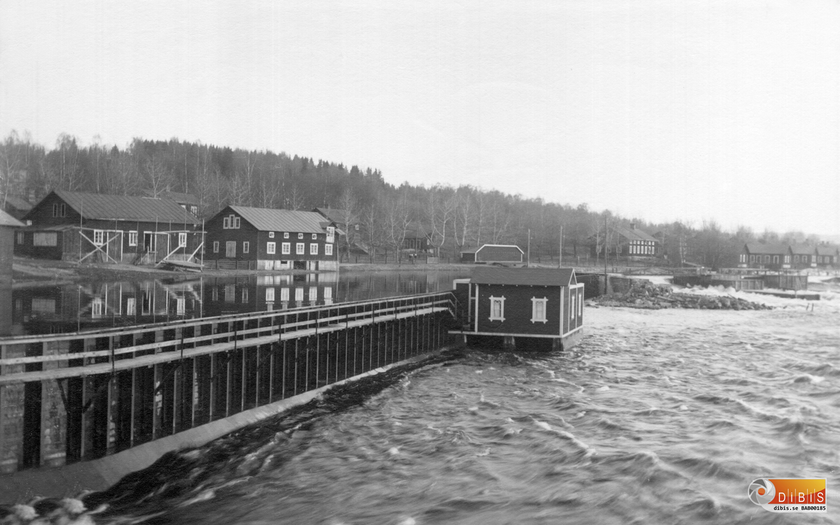 Vårfloden 1915, då kraftstationen var i gång. Kallbadhuset i mitten av ...