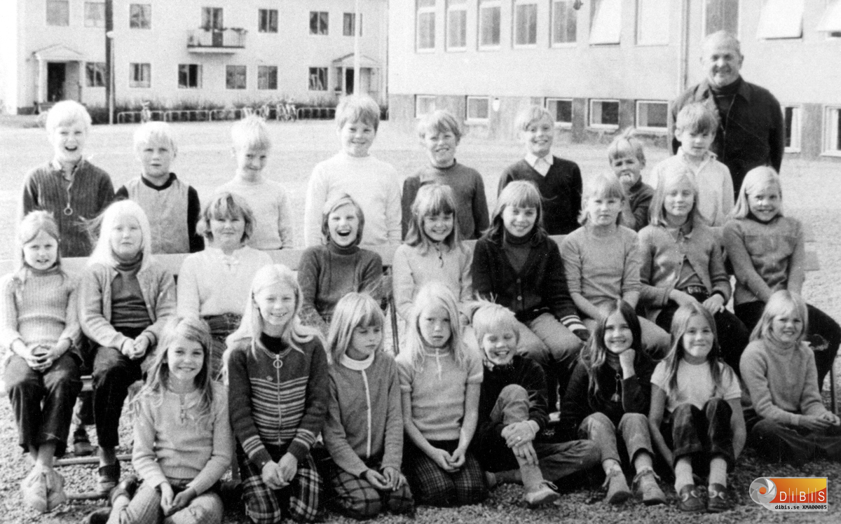 Elever födda 1960 i 4:de klass med lärare Bror Wiik. Övre raden från ...