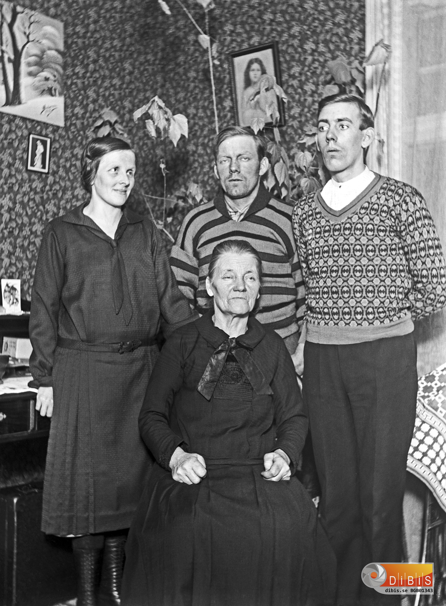 Gunnar Brobäck i mitten och frun Edit tv förmodligen hans mor och bror ...
