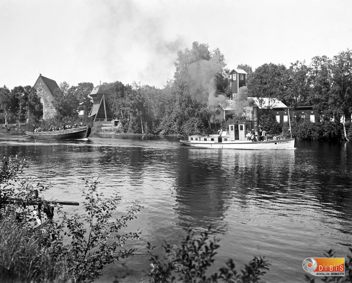Bogsering på älven utanför Torsångs kyrka i Dalarna -Digital Bild i ...