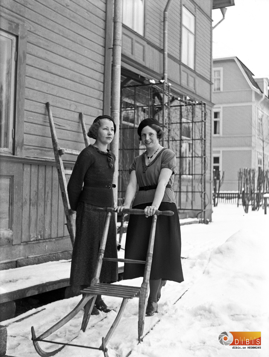 Fr,v, Gunbritt Liljeby f. Jonsson. Kvinnan till höger är Greta Persson ...