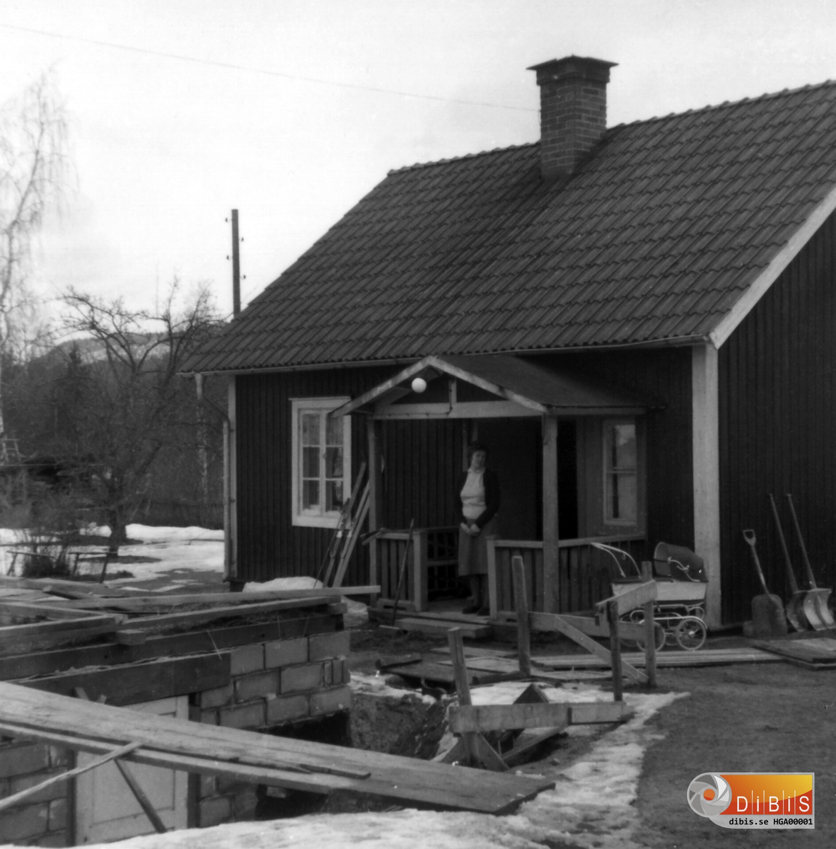 Färdigs i Svedja, Kilafors. Gamla gården och den nya under uppbyggnad ...