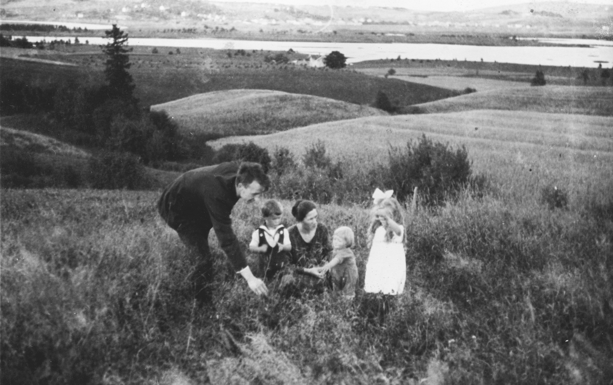 Familien Kvarme, mor, far og tre unger. -Museene i Akershus ...