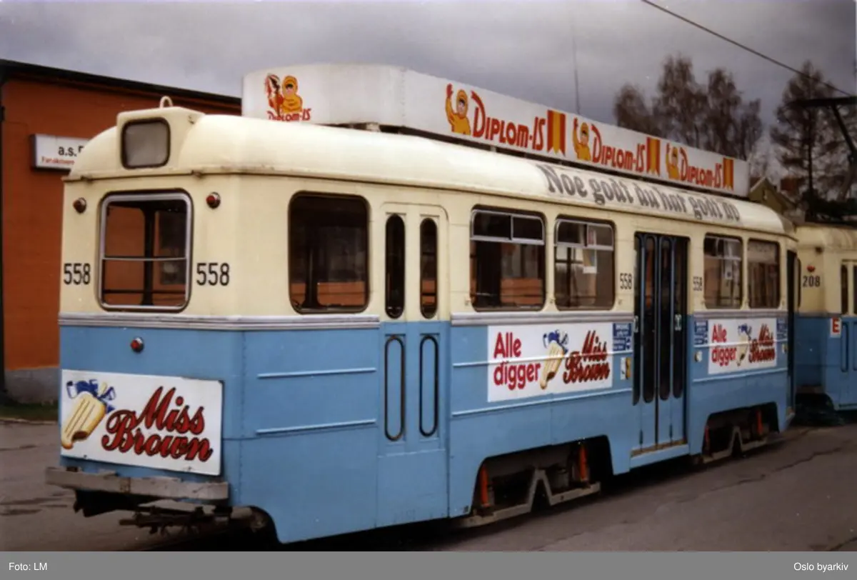 Høkatrikk 558, til Sinsen, med reklame for Diplom-is. -Oslo byarkiv ...