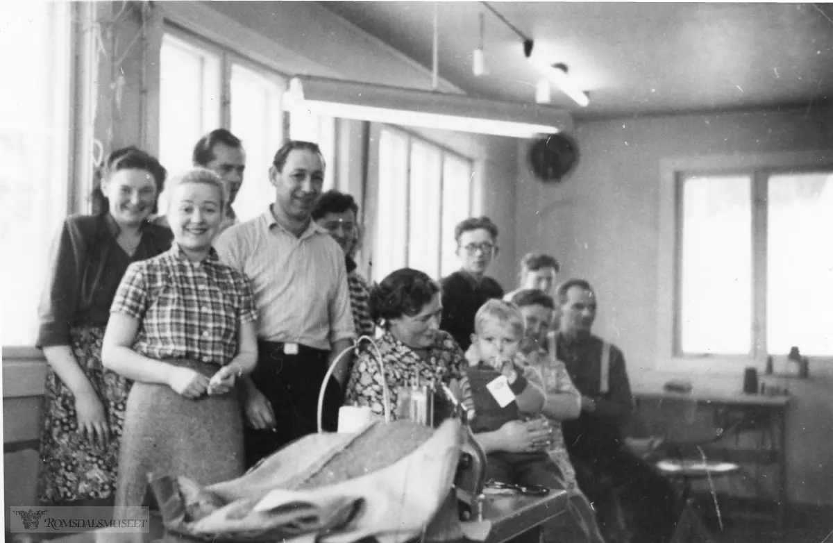 Tokle i Isfjorden. Ansatte og familie på verkstedet i Oddfred Tokles ...