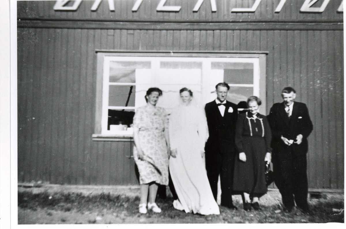 Gruppebilde frå bryllaupet til Østen og Ragnhild Hagen Nymoen på ...