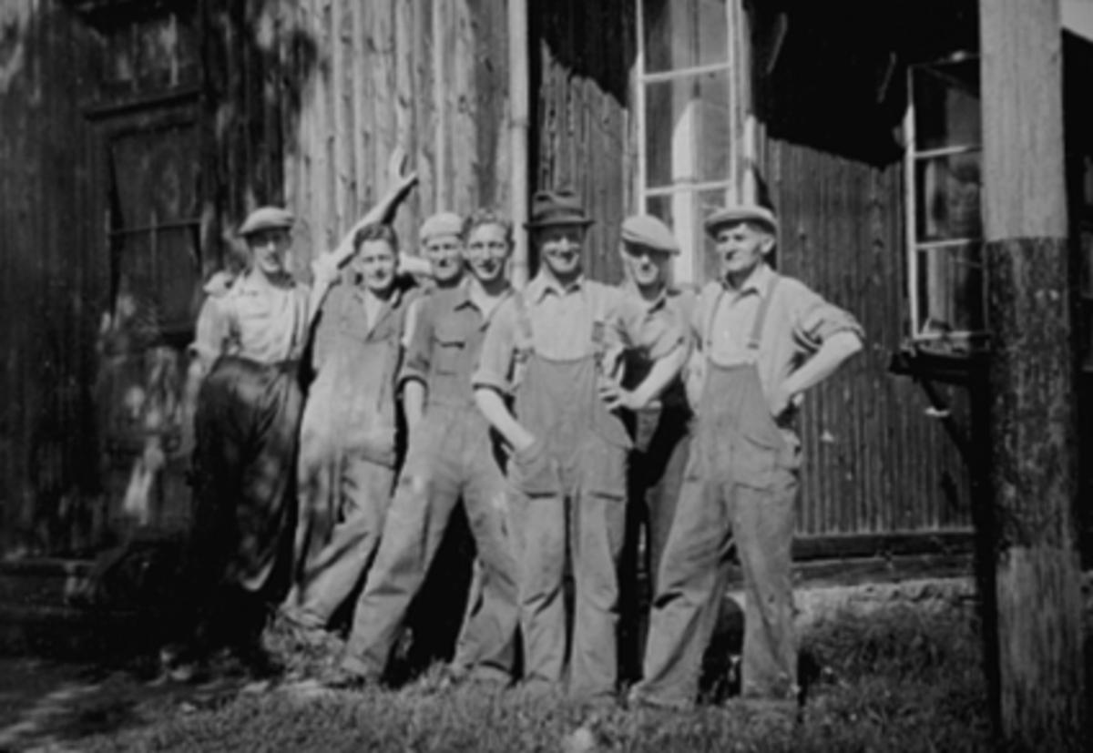 BERGS SNEKKERVERKSTED?, HAMAR TREVAREFABRIKK ? GRUPPE 7 MENN FRA ...