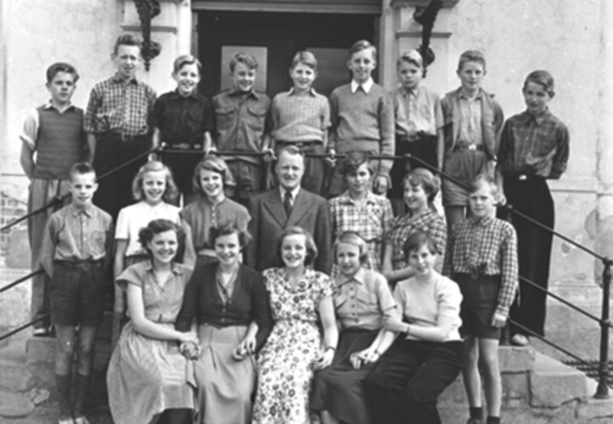 Hamar, avgangselever i 7. klasse ved Midtbyen skole i 1951. Bak fra ...
