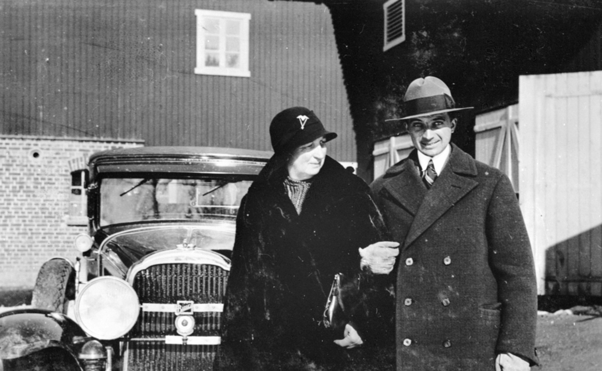 Marthe og Thore Bjerke foran en Buck 1930 modell (6 sylindret) eller en ...