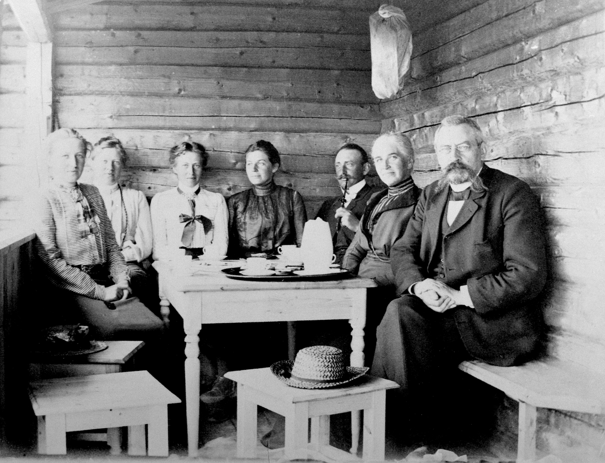 Ringsaker, Ringsakfjellet, Gammelskolla, Kaffeselskap på veranda i ...