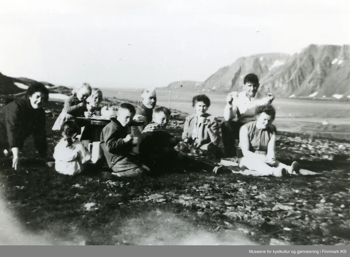 Arnold og Haldis Guldbjørnsen og barna Gudmund og Aud-Helene + Olav og ...