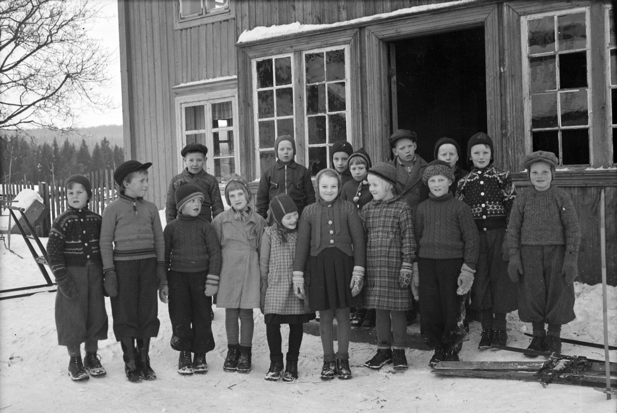 Nystuen småskole, vinteren 1939-1940. 1. rekke f. v. Peder Ulven ...