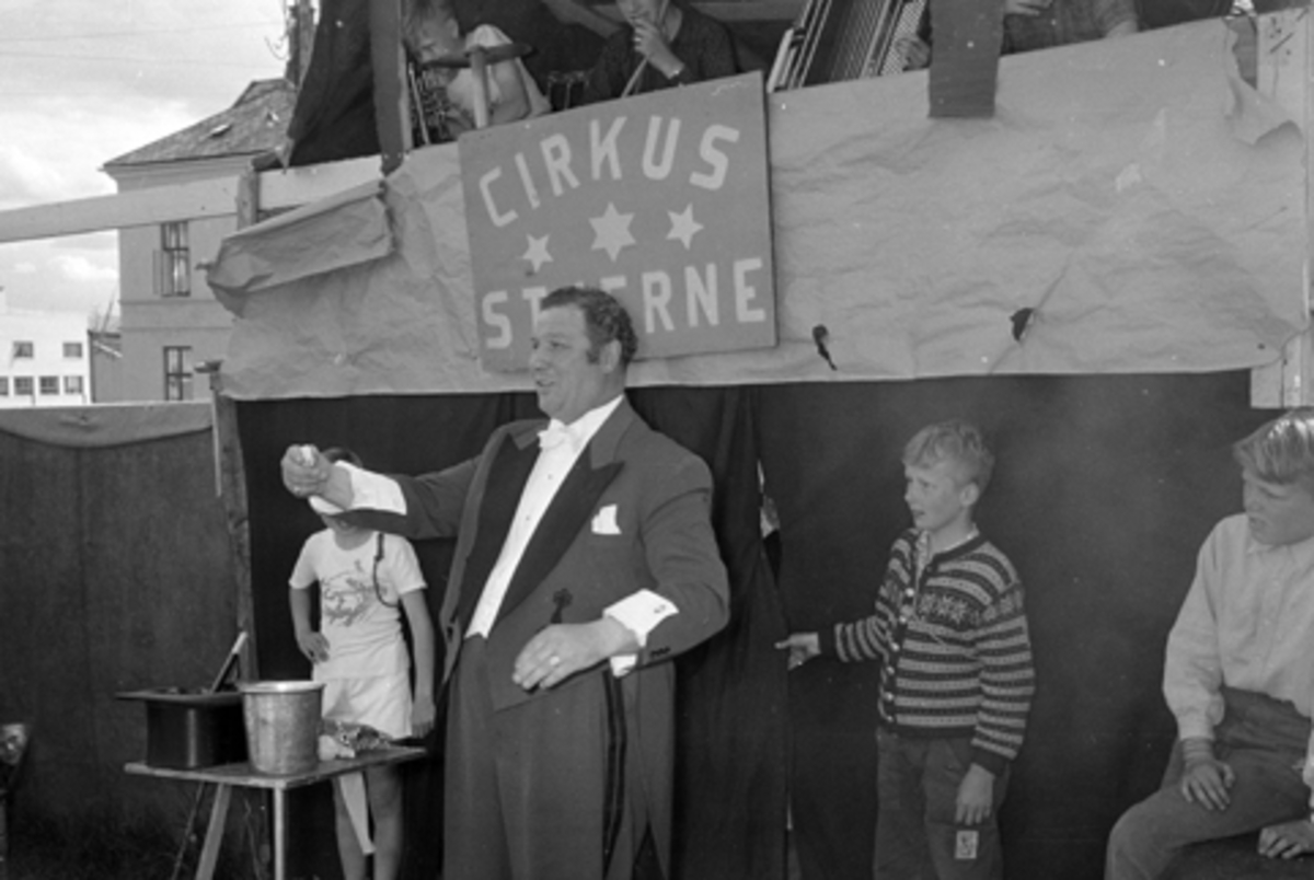 Hamar, Peter Sinneruds plass, "Cirkus Stjerne" barneforestilling på ...
