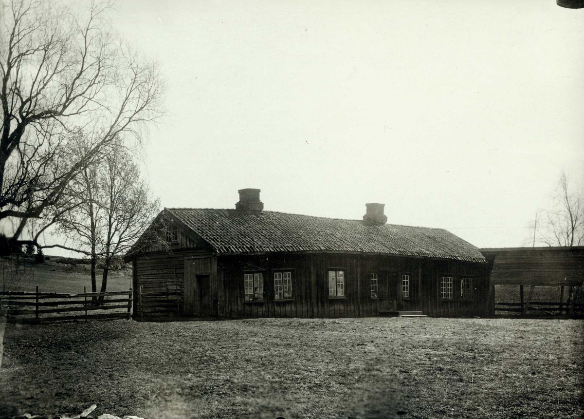 Folberg, Nes, Øvre Romerike, Akershus. Langt lavt våningshus sett mot ...