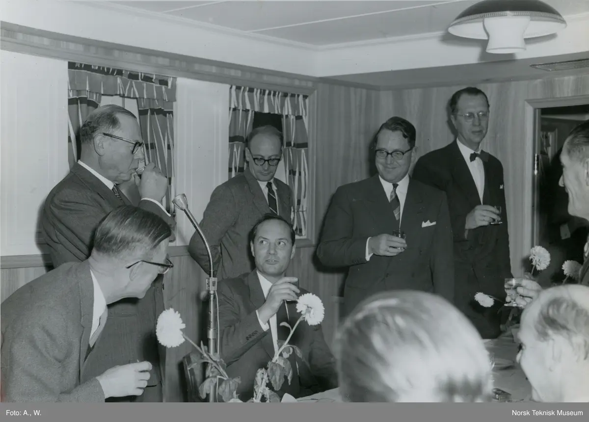 Gjestene skåler under prøvetur med tankeren M/S Monsoon, B/N 519 ...