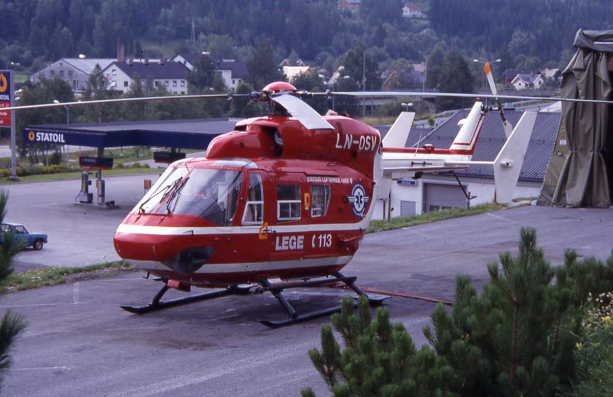 Ett helikopter på bakken , MBB BK 117 LN-OSV fra Statens Luftamulanse ...