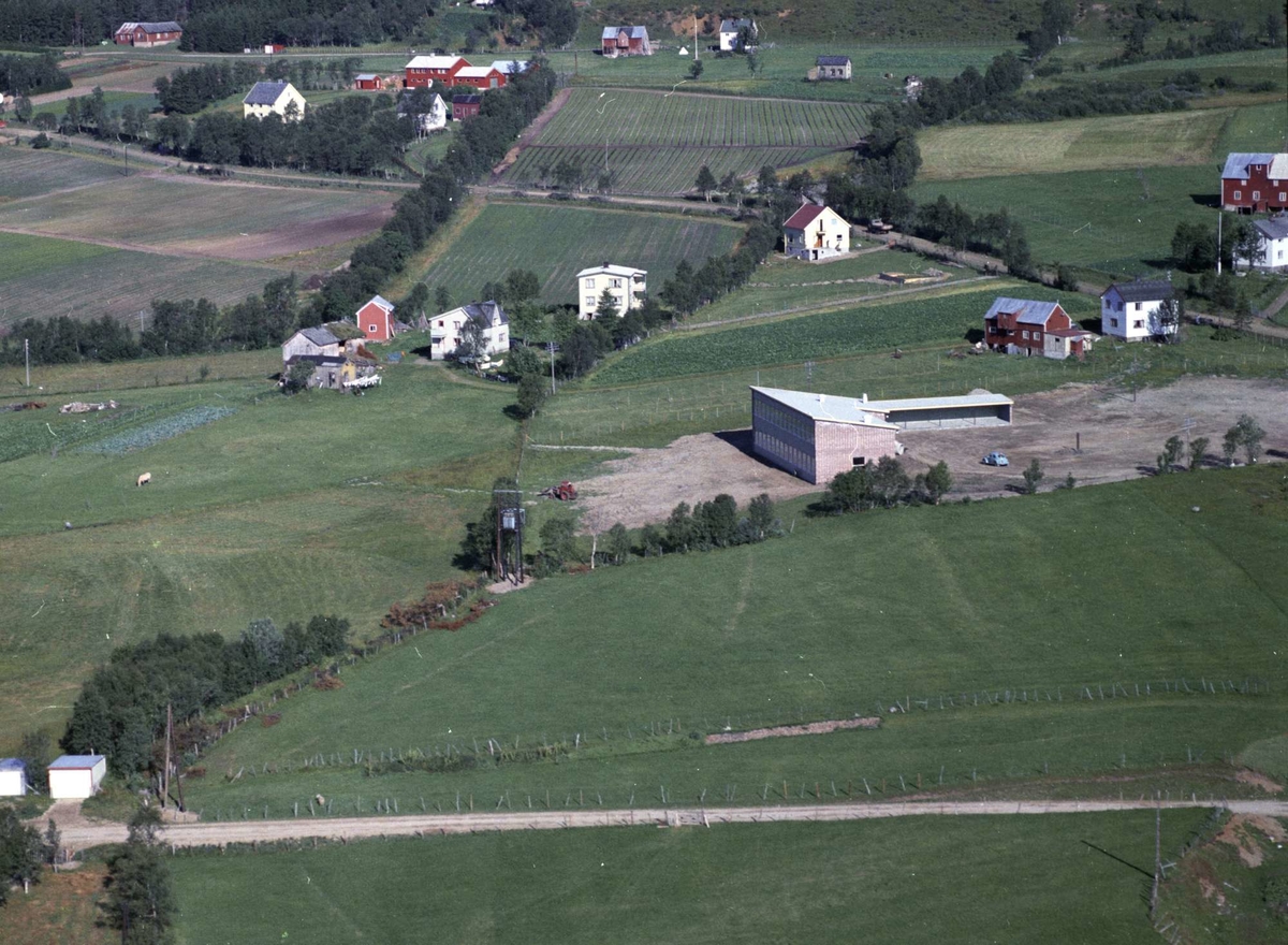 Flyfoto av bebyggelse i Ervik med Ervikskolen i midten og Ervik ...