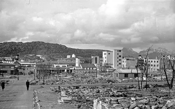 Etter bombingen, Prof. Schyttes gt., Centrum kafe (t.h.), Bodø ...