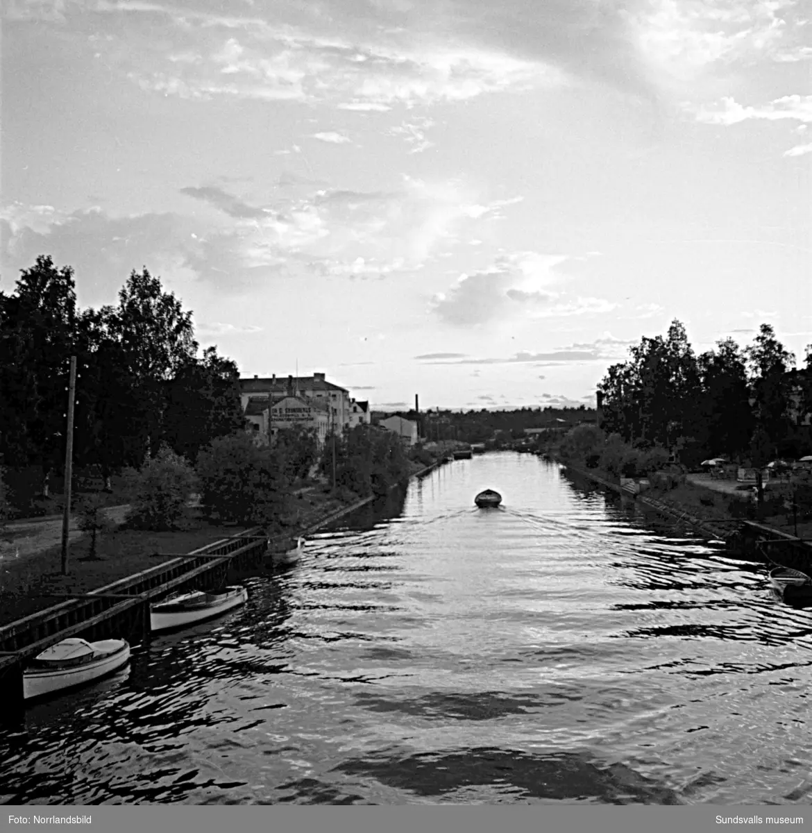 En grupp bilder från Selångersån vid Storbron. Badhusparken, GA-kyrkan ...