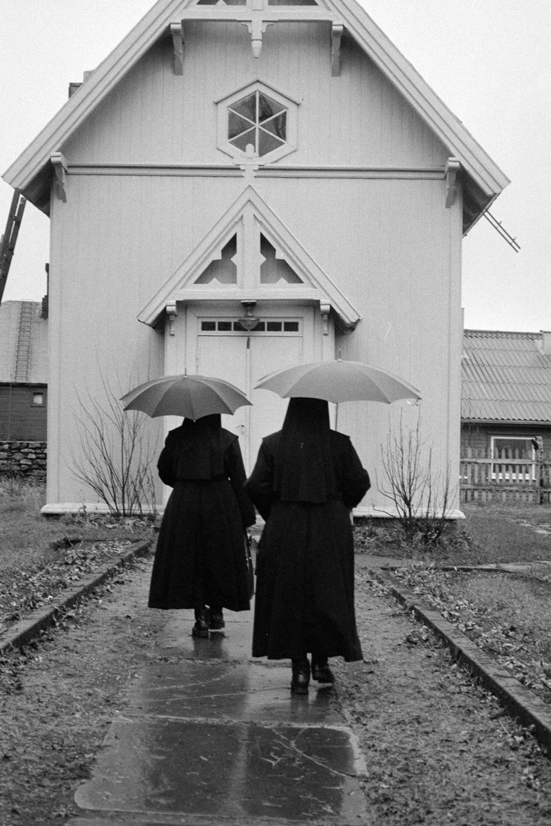 To nonner foran den katolske kirken i Harstad. -Sør-Troms Museum ...