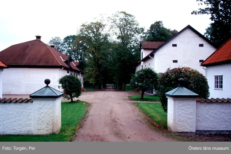 Flygelbyggnader vid Boo slott. -Örebro läns museum / DigitaltMuseum