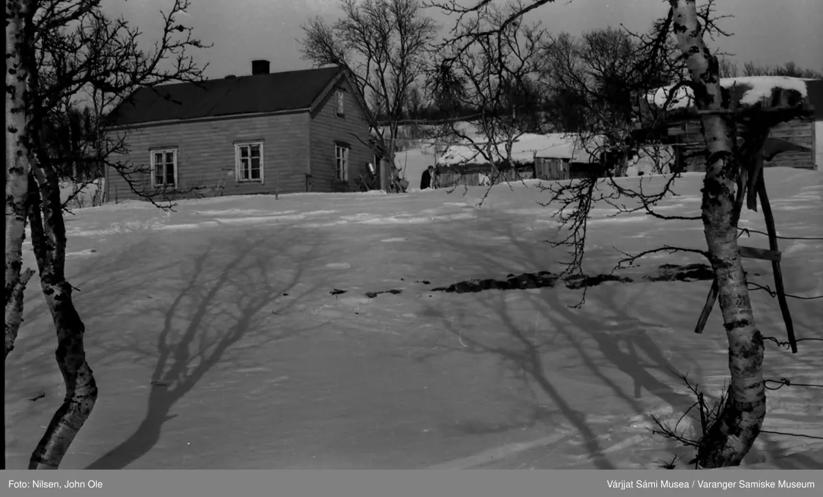 Magga Bigga og Anders Johan Johnsen Konges hus med uthus og fjøs på ...
