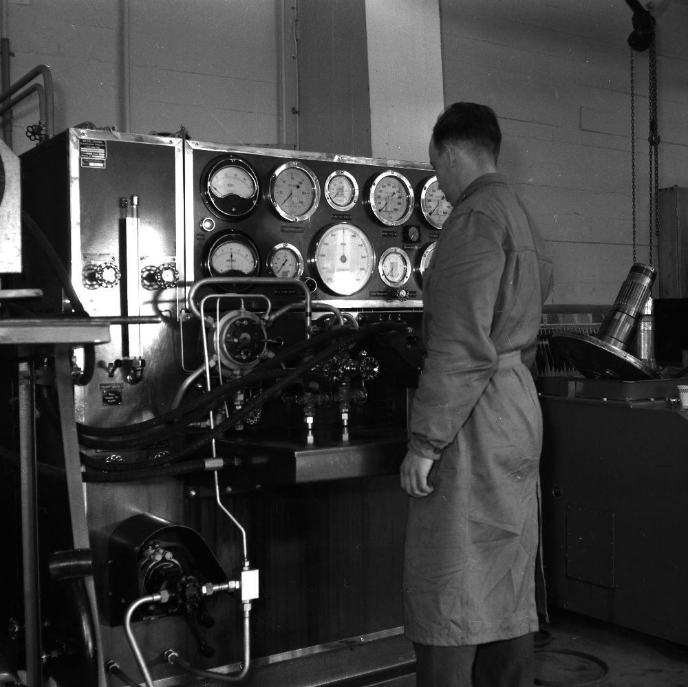 Landskap. I Braathens SAFE's tekniske avdeling opererer en flytekniker ...