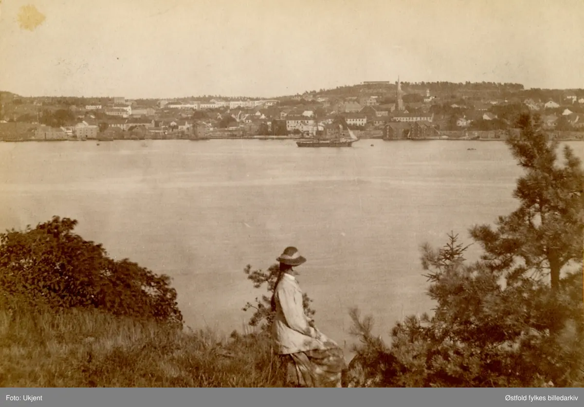 Moss by fotografert 1882. I forgrunnen sitter en pike eller ung kvinne ...