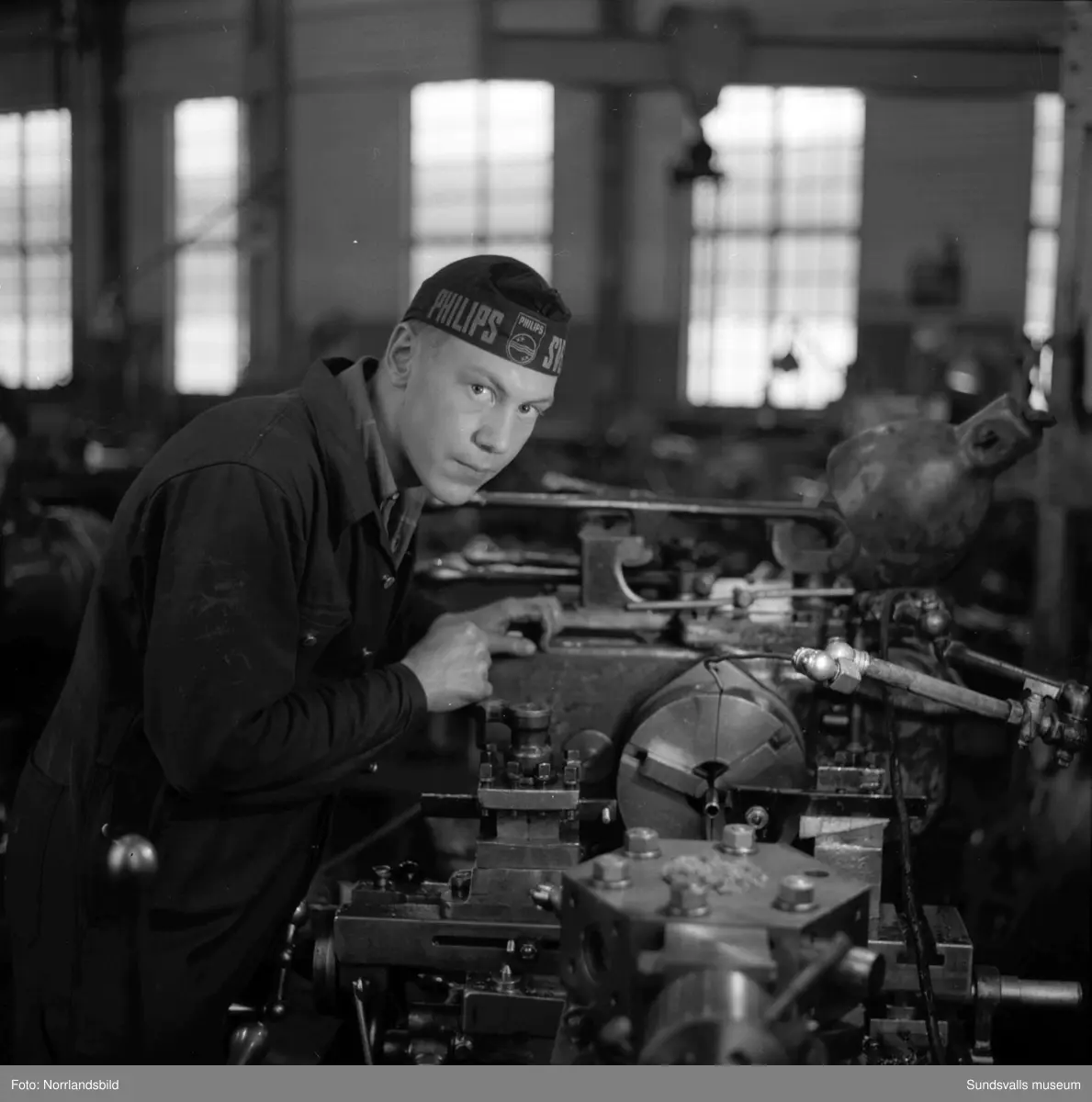 Sundsvalls verkstäder. Arbetare vid maskiner i gamla hallen: 1. Thore ...