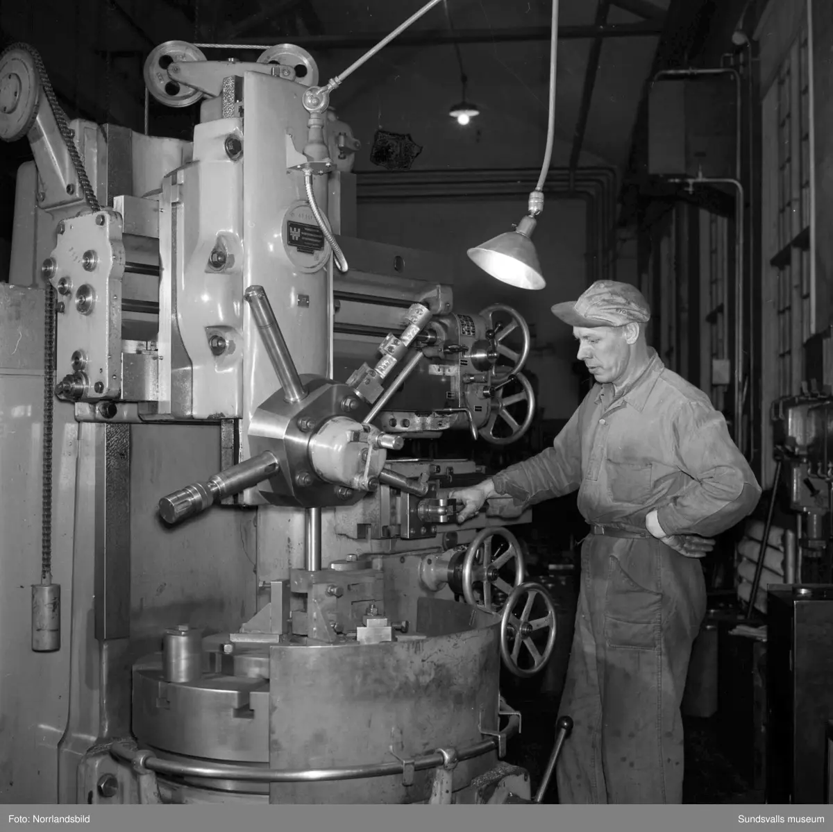 Sundsvalls verkstäder. Arbetare vid maskiner i gamla hallen: 1. Thore ...