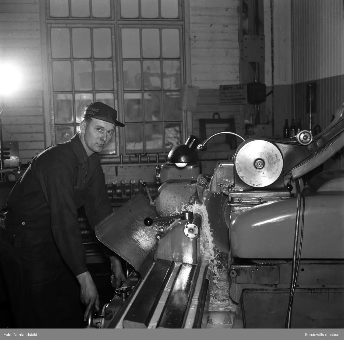 Sundsvalls verkstäder. Arbetare vid maskiner i gamla hallen: 1. Thore ...