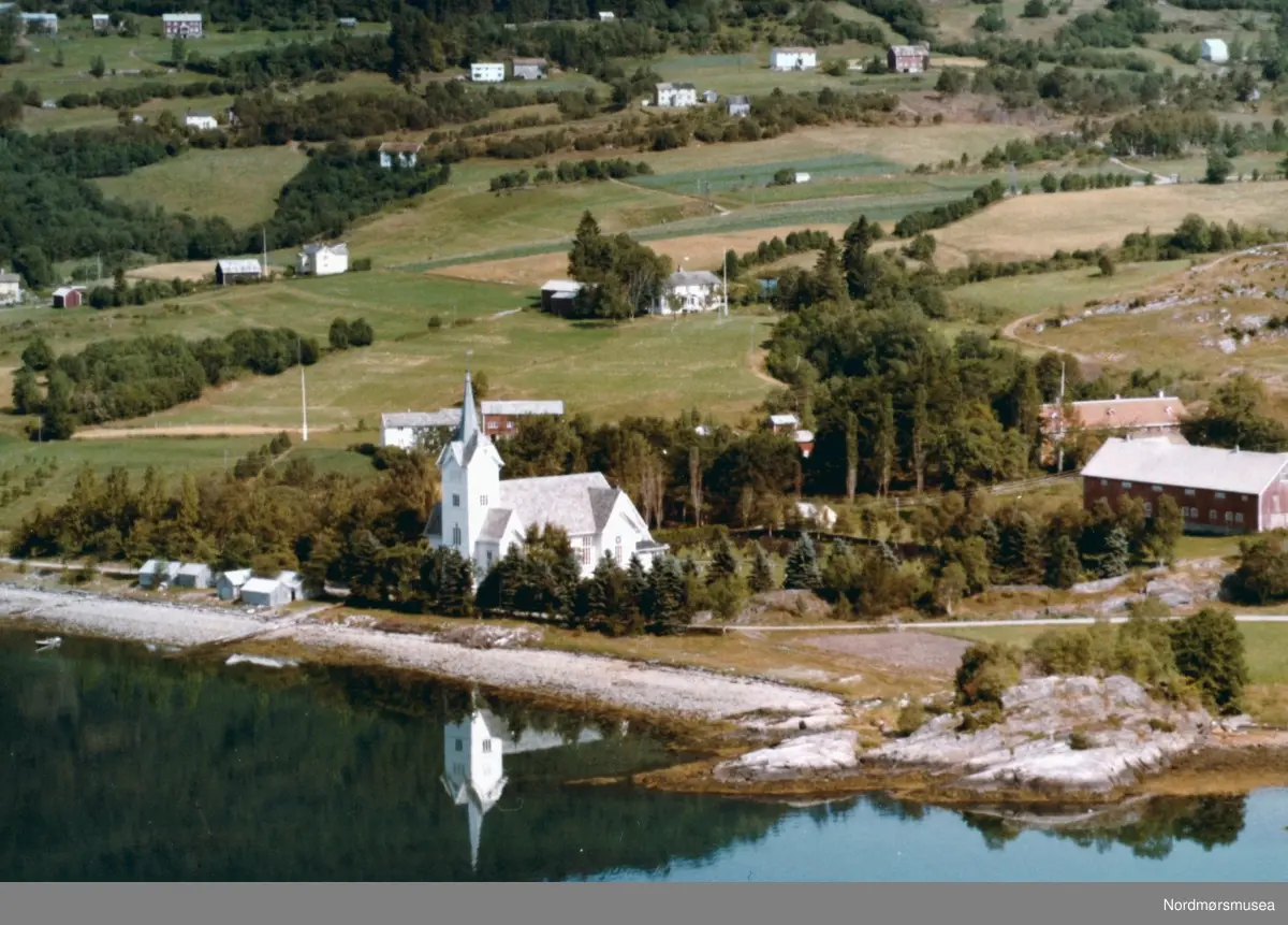 Flyfoto. Foto fra Stangvik kirke i Stangvik, Surnadal kommune. Andre ...