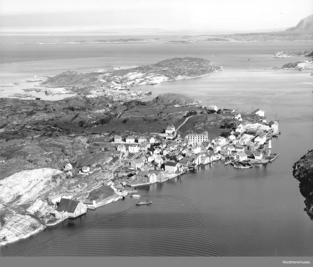 Flyfoto fra Kristiansund, hvorfra vi ser Nordsundet og Nordholmen, samt Gomalandet til venstre ...
