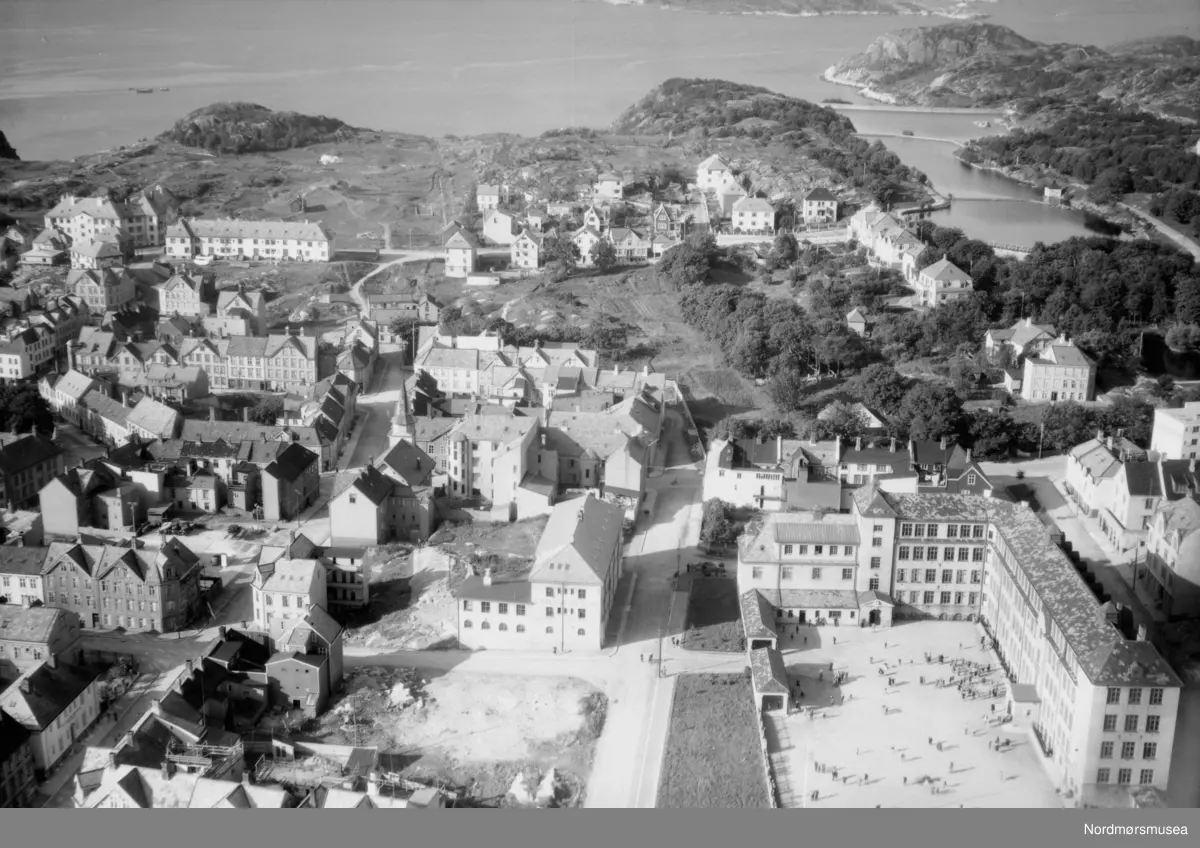 Flyfoto. lengst til venstre J.P. Clausens gate med Ulvehiet og ...