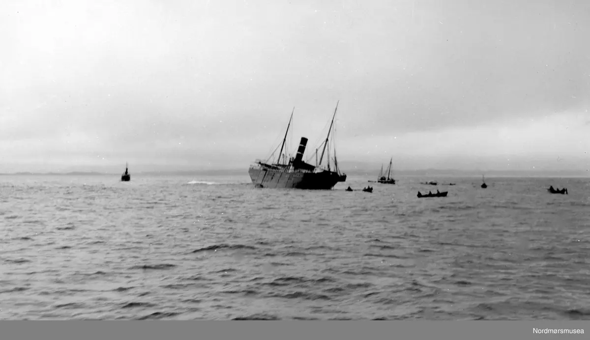 Et bilde fra forliset til "D/S Olav Kyrre" på Bjugna 10.07.1909. Georg ...