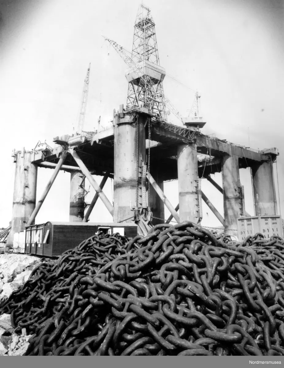 Dette er "Dyvi Alpha". Se navn på riggens styrbord side, under kran ...