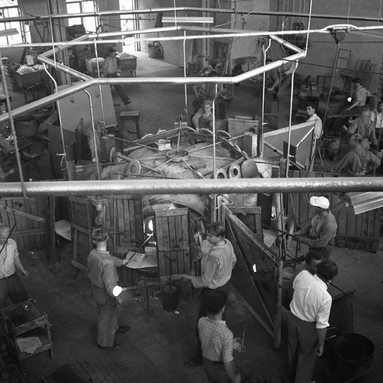 Foto från en glashytta med en så kallad rundugn bestående av ett antal ...