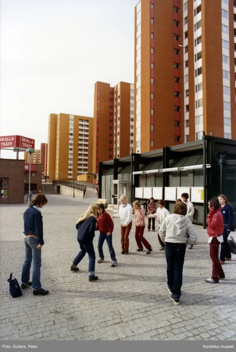 Barn leker på torget i stockholmsförorten Akalla. -Nordiska museet ...