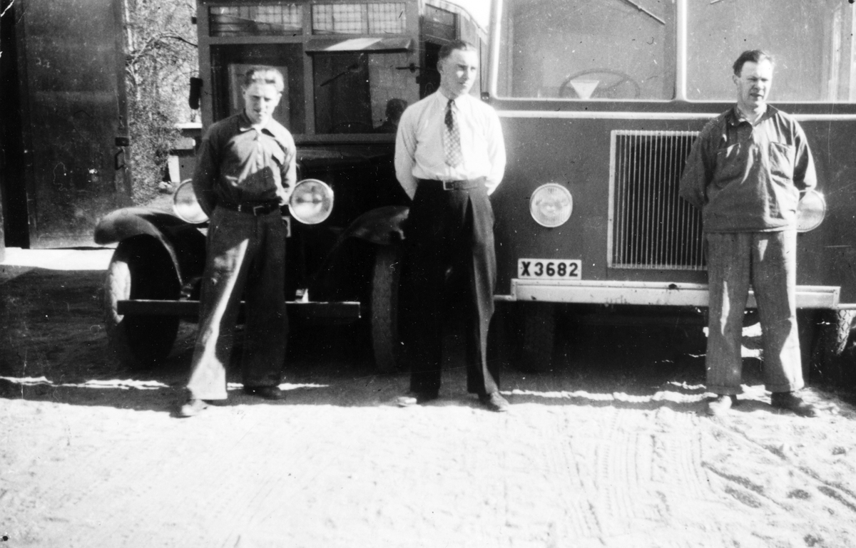Två generationers konsumbussar, Från vänster: Johan Ålander, Karl Johan ...