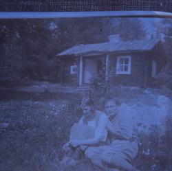 Albert Viksten och hans första fru i gröngräset i sluttninge