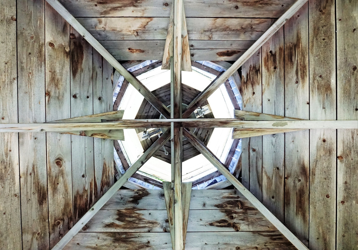 Hilstad, Nes, Ringsaker. Klokketårnet er i dag plassert på et lysthus i ...