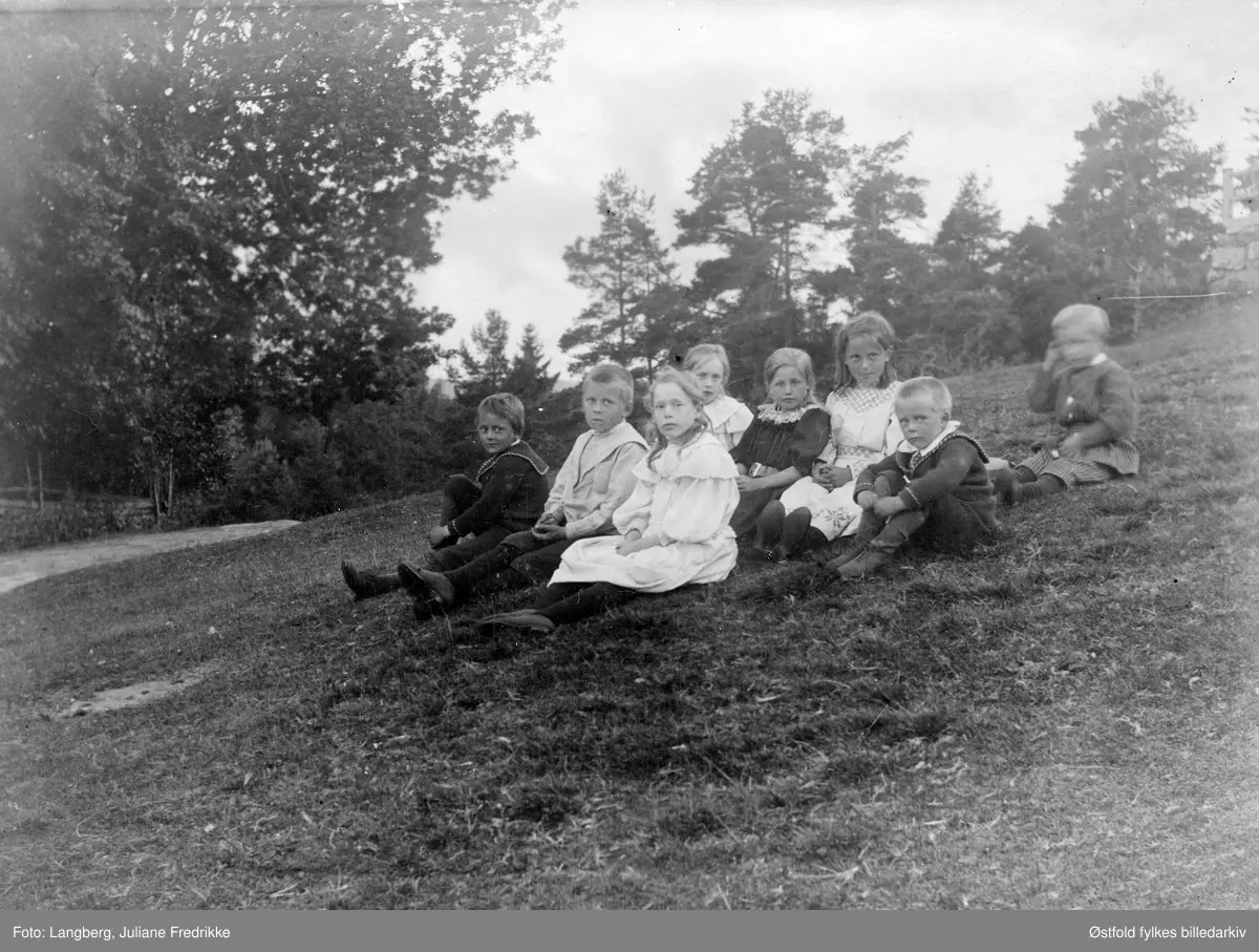 Gruppeportrett av barna til Louise Langberg og res. kap. Olaf Andreas ...