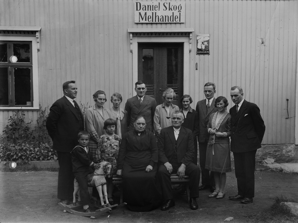 Gruppebilde, muligens ved forretningen til Daniel Skog? Foran fra ...