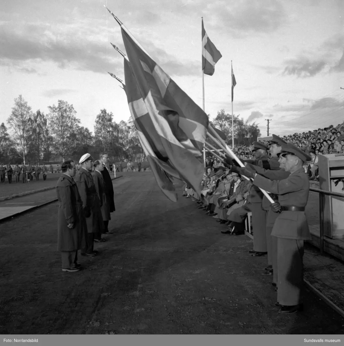 Svenska flaggans dag 1951 med aktiviteter i Idrottsparken. -Sundsvalls ...