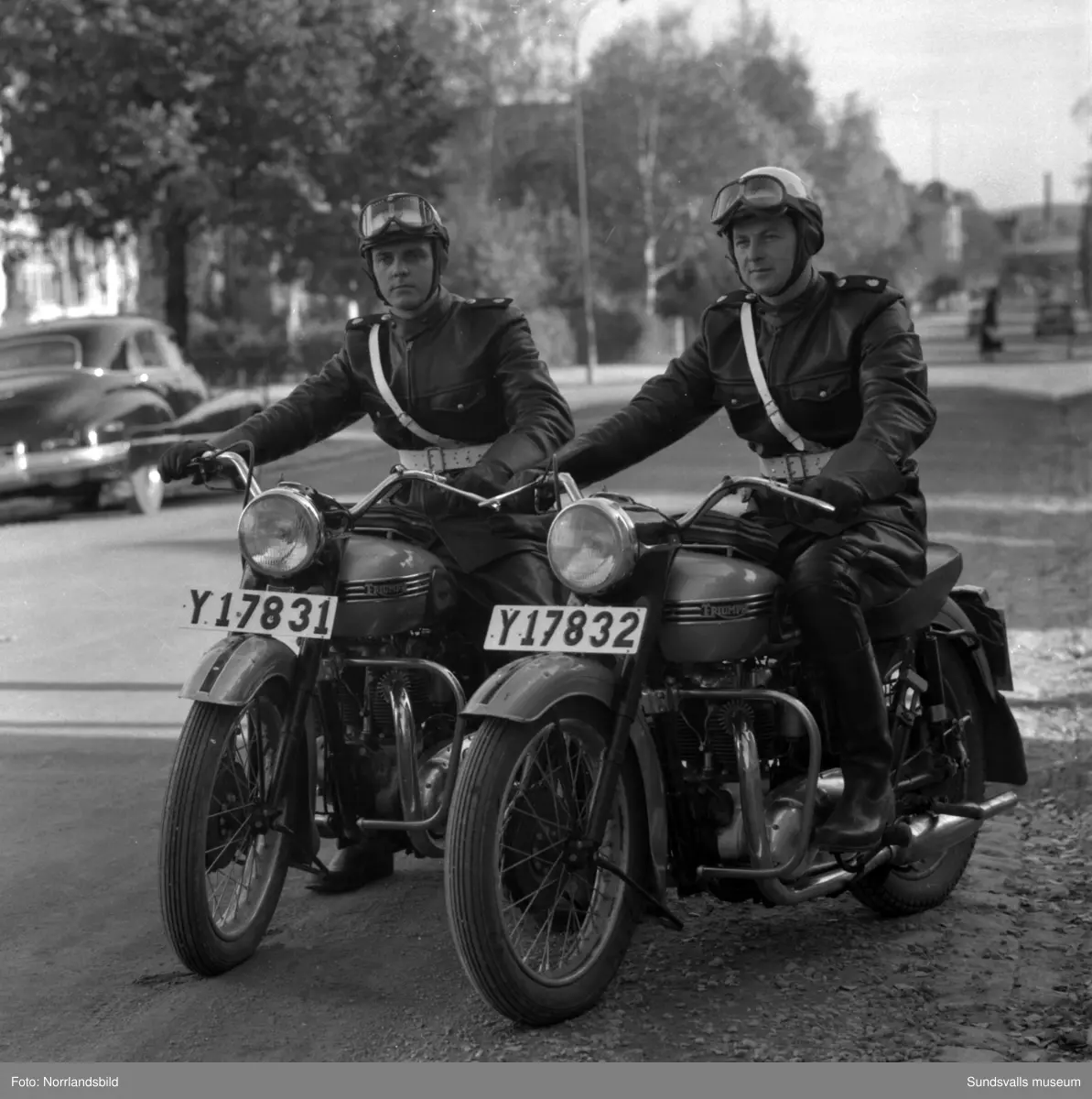 MC-poliserna Hans Teike och Eric Lindahl visar upp sina Triumph Tiger ...