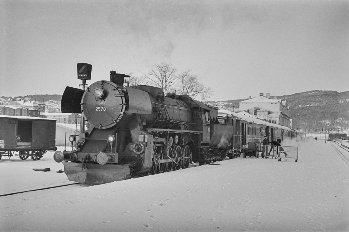Dagtoget fra Trondheim til Bodø, tog 451, på Trondheim stasjon. Toget ...